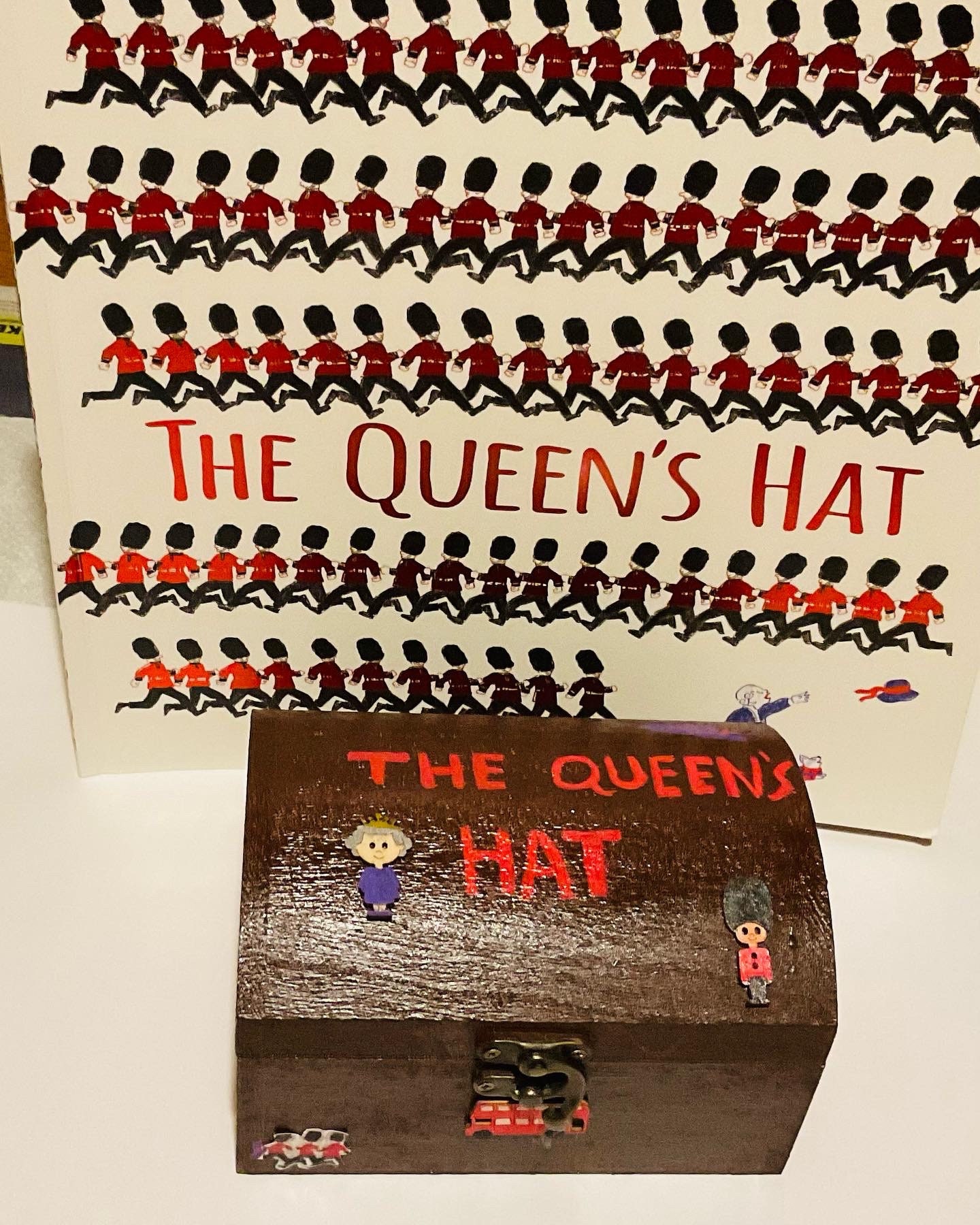 The Queens Hat Story Chest - Etsy