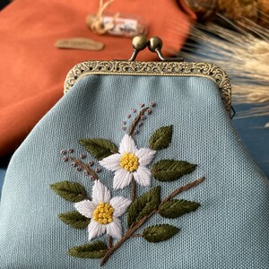 Blue Lily Floral Coin Purse, Vintage Floral Design Wallet, Embroidered ...