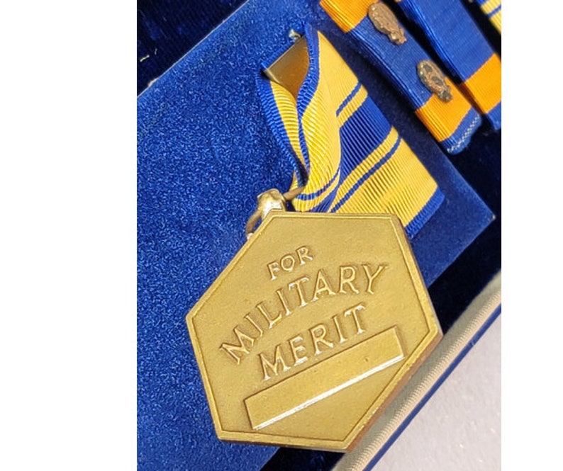 Militaria Vintage USAF Medal Merit Award W/ Ribbons Pins in Case - Etsy