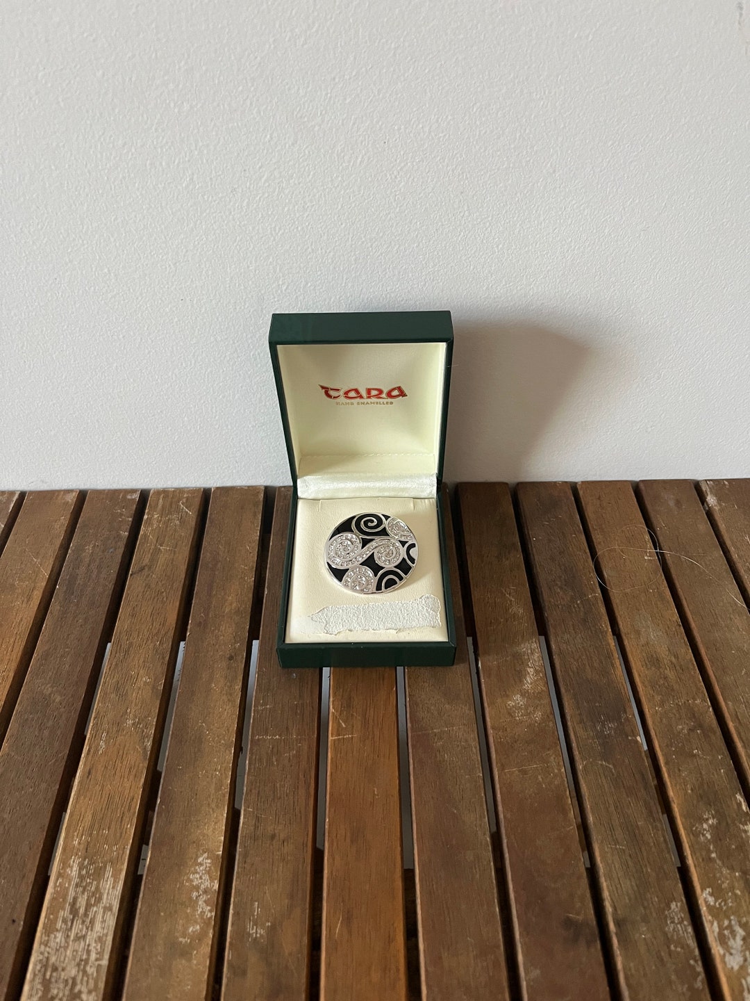 Broche Tara en émail et strass argentés, fabriquée en Irlande - Etsy France