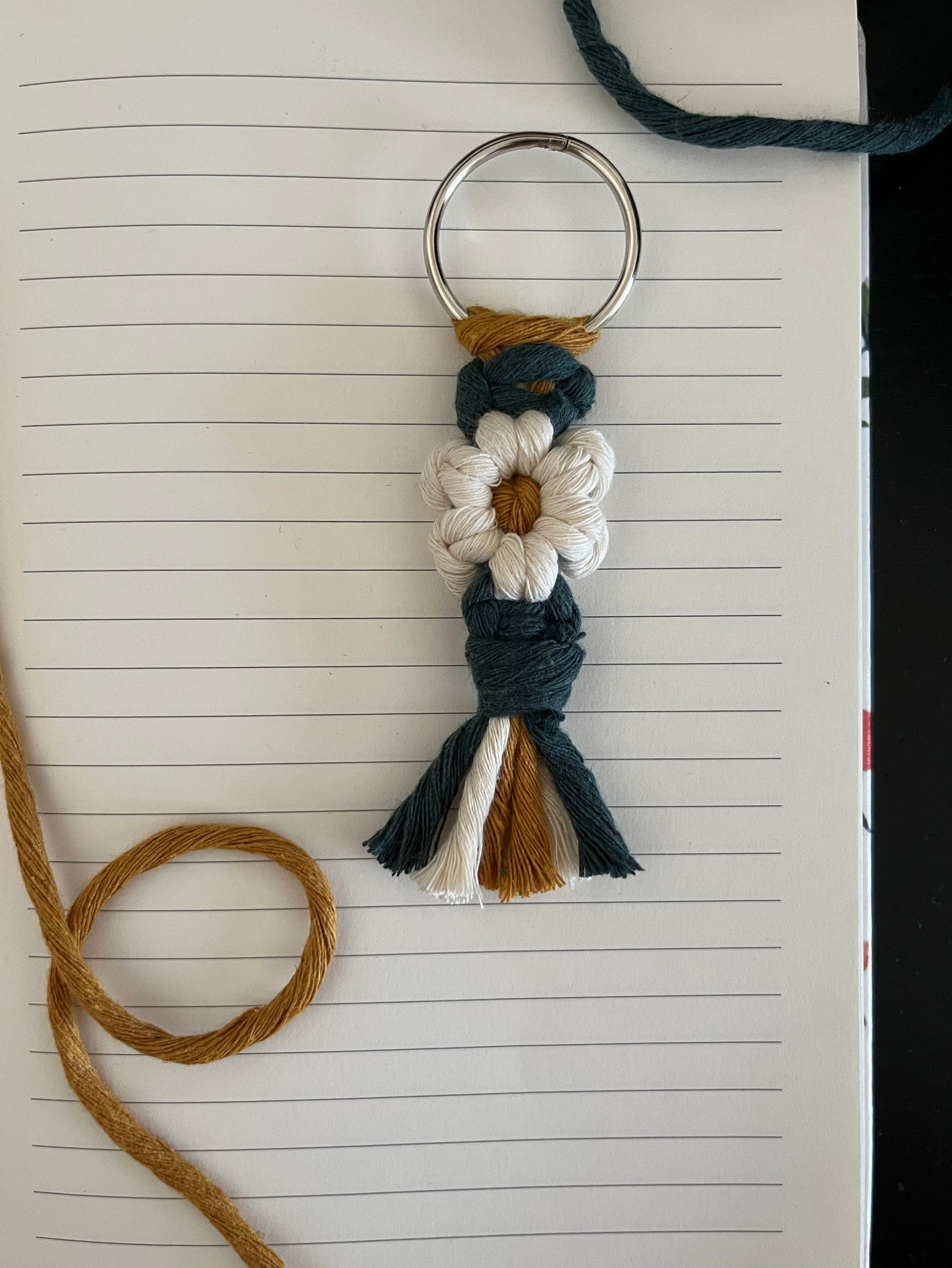 Daisy Macrame Keychain - Etsy