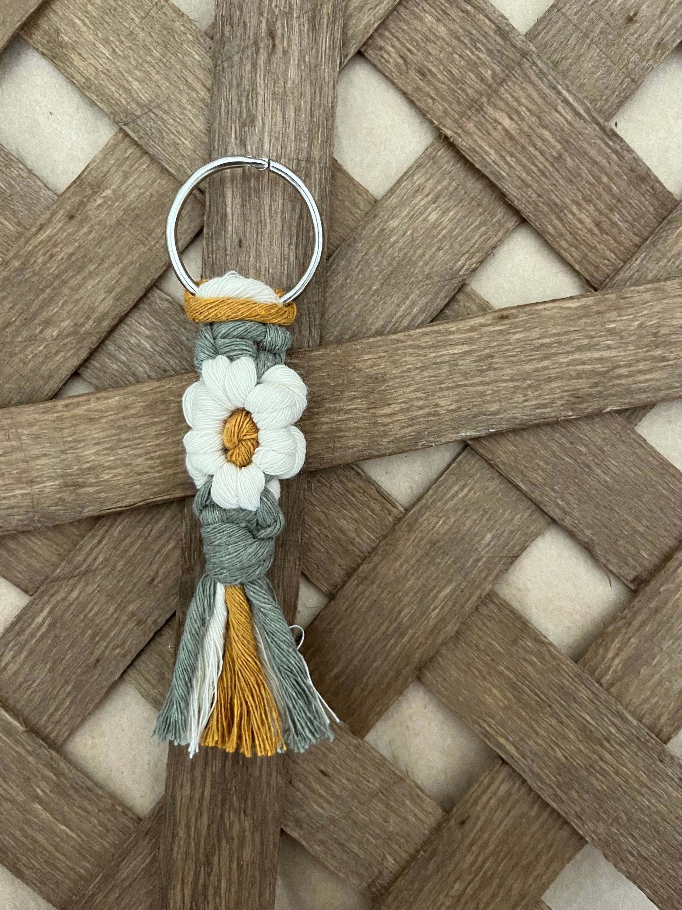 Daisy Macrame Keychain - Etsy