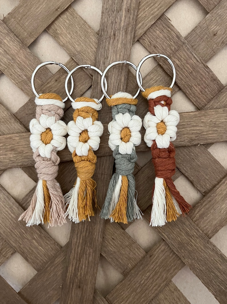 Daisy Macrame Keychain - Etsy