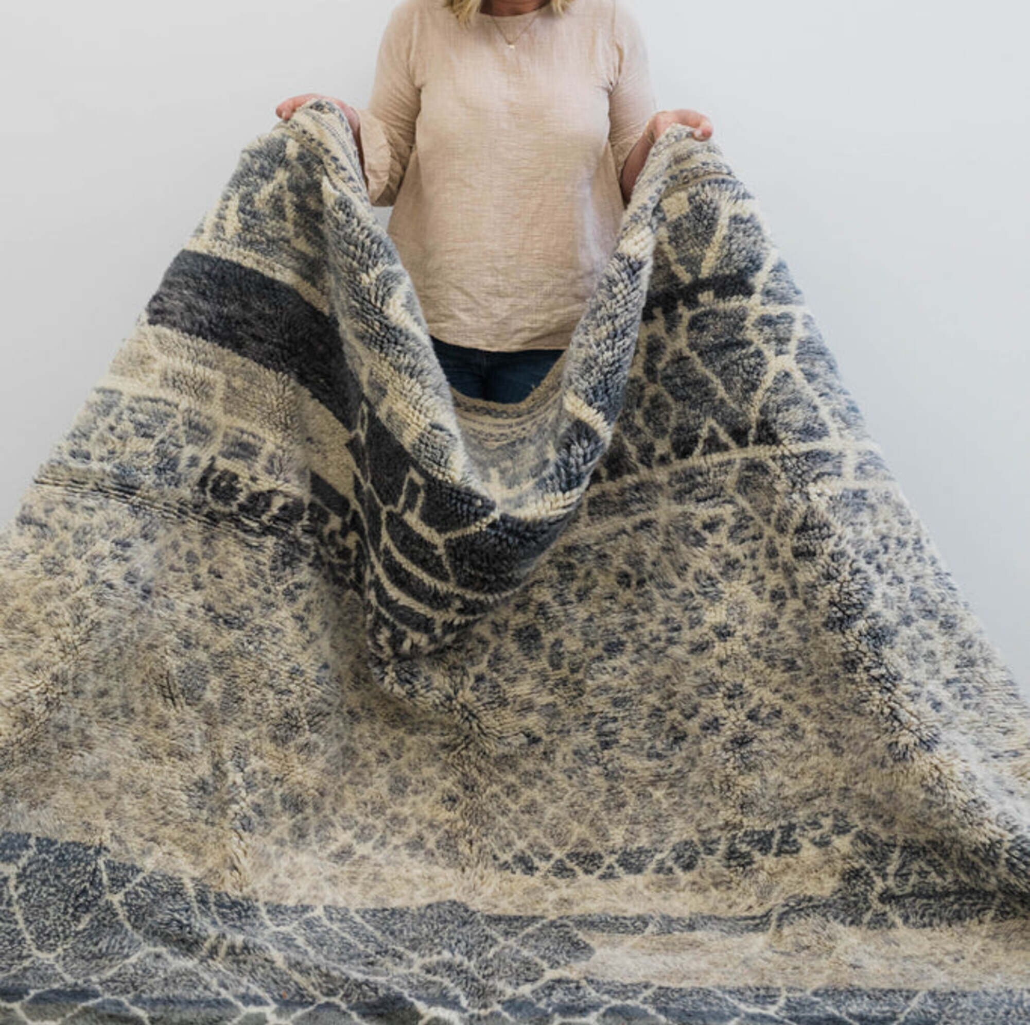 Handmade Vintage-inspired Moroccan Modern Black & Beige Geometric Beni ...