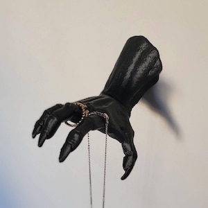 2 Sizes Demon Hand Wall Mounted Ring Necklace Holder Halloween Spooky ...