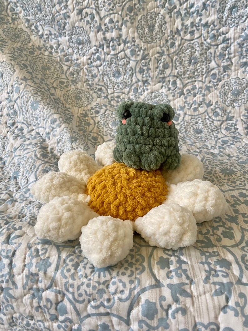 Frog on A Daisy Plushie - Etsy