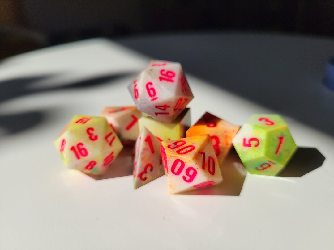 Neon Blacklight Dnd Dice Set | Glowing Dungeons and Dragons Dice | Dice ...