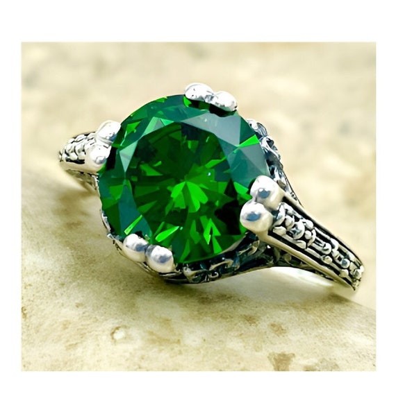 Vintage vivid green solitaire - Gem
