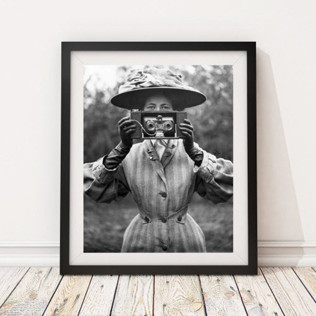 1920s Woman Photographer Print – Vintage Camera Wall Art - Etsy