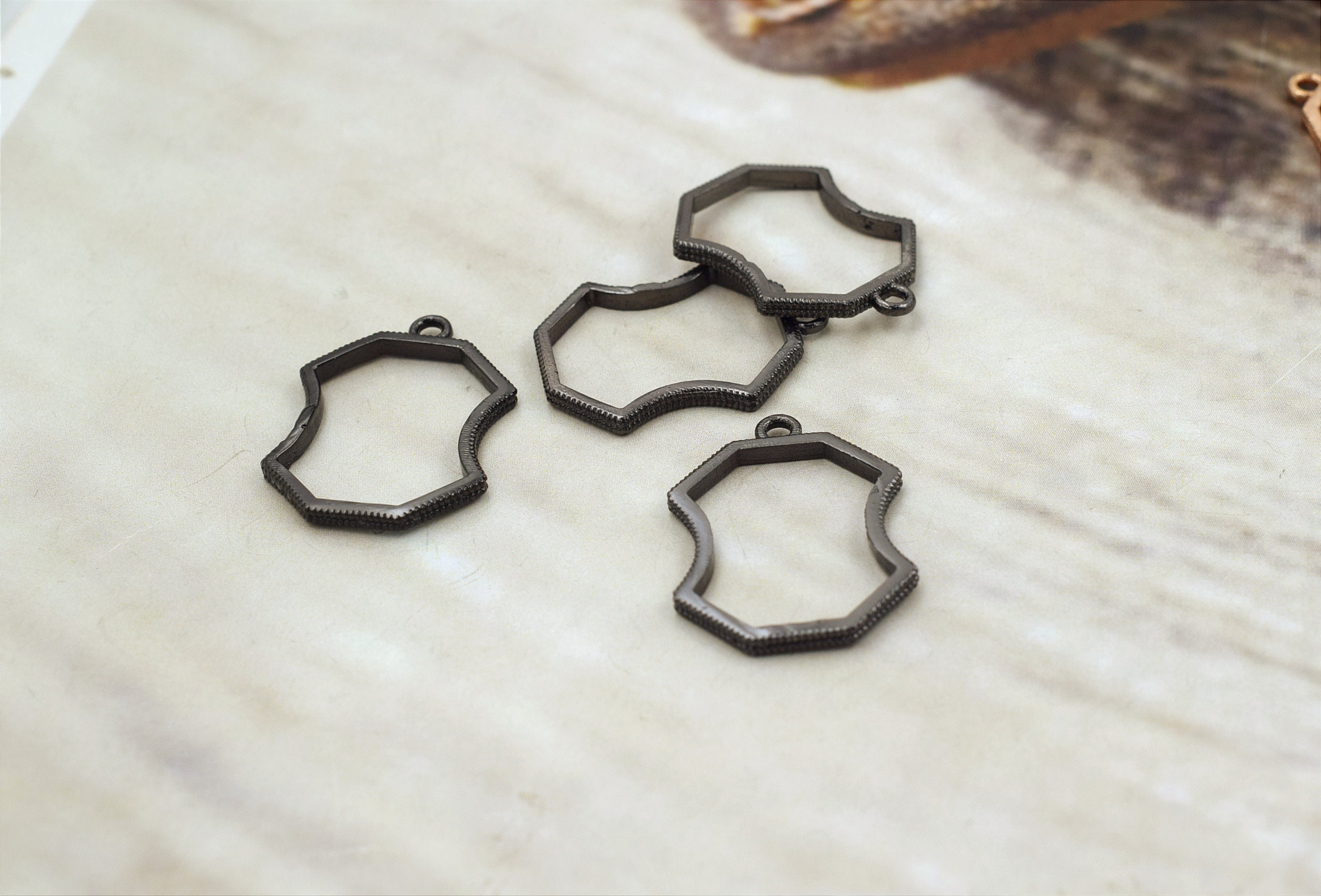 16 Pieces Blank Pendant Bezel Frames for Resin Jewelry, Resin Craft ...