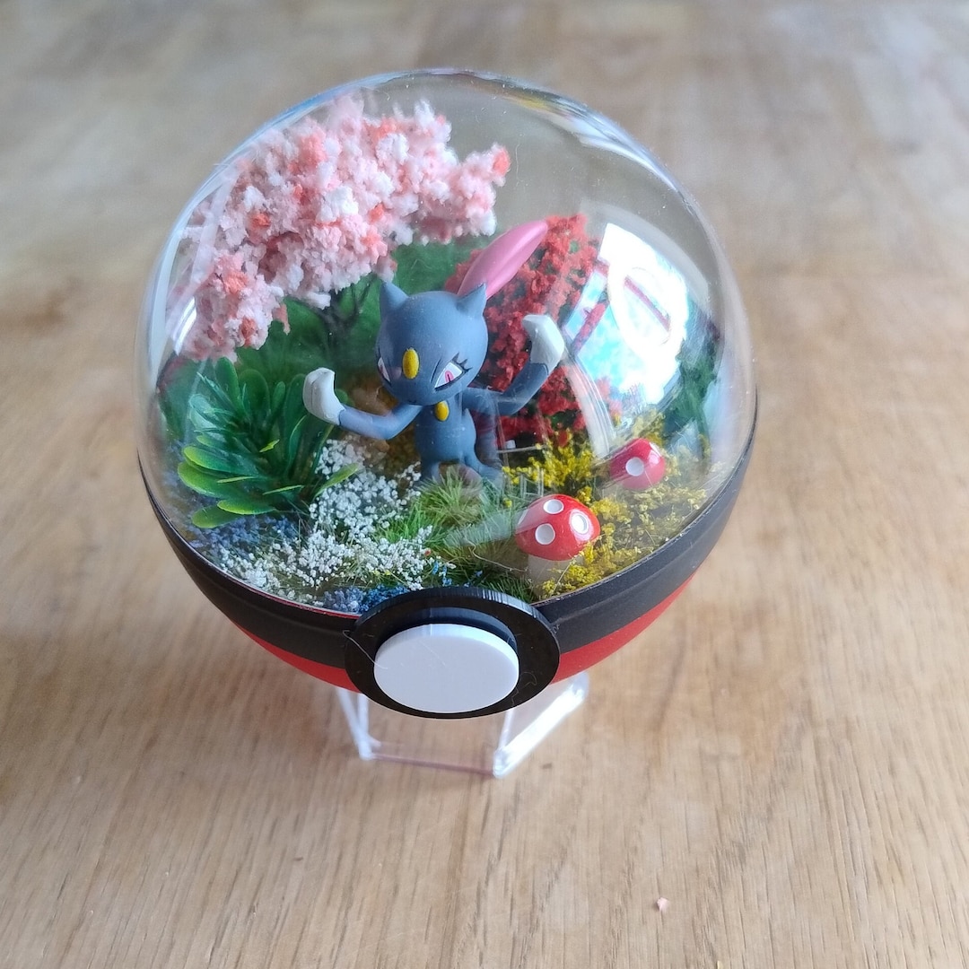 Sneasel Handmade Pokémon Pokeball Terrarium. Pokemon , Pokeballs ...
