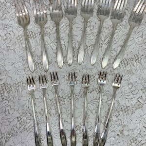 68 Piece Set Reverie Silverplate Flatware 1937 by Oneida Silver ...