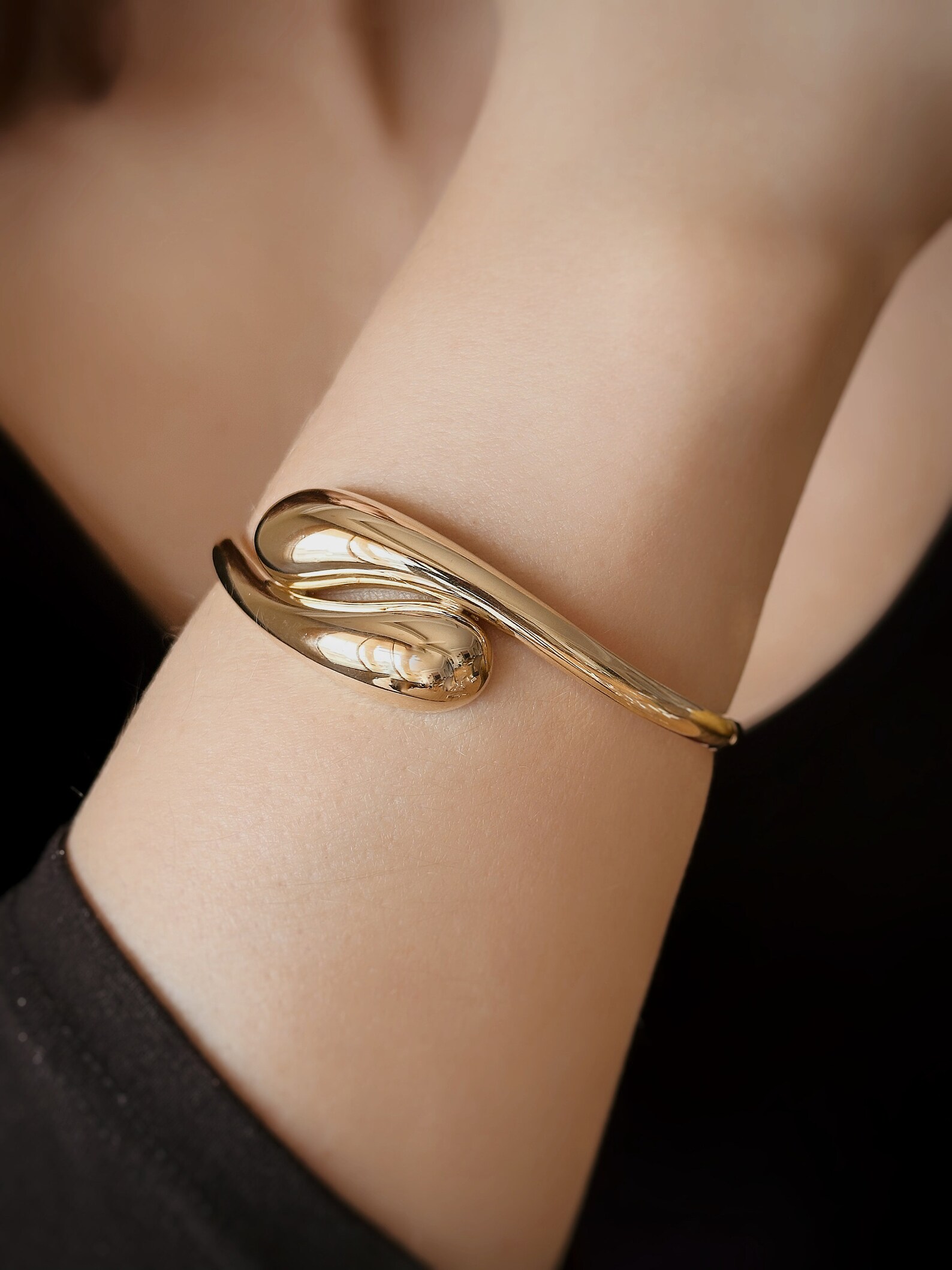 14K Solid Gold Drop Model Bracelet,shake Hands Cuff Bracelet, Teardrop ...