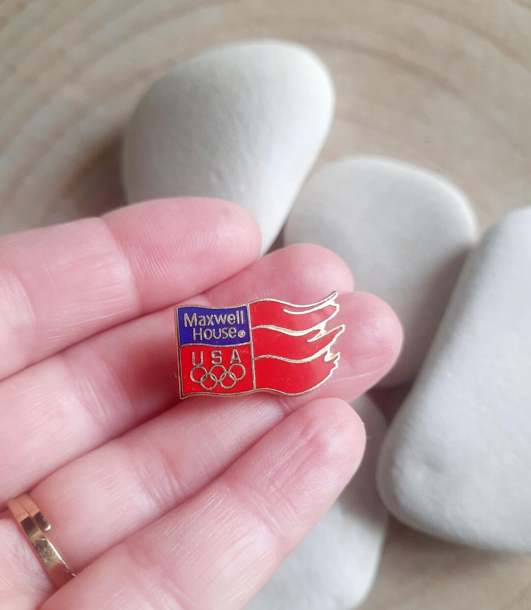 Epinglette vintage 1988 ,jeux olympiques des Etats-Unis , café Maxwell ...
