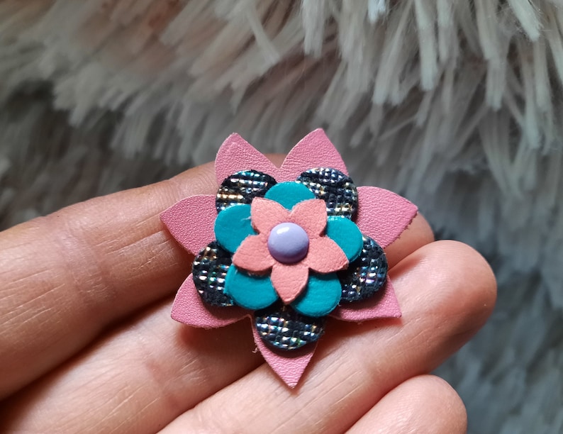 Broche fleur en cuir plusieurs couleurs au choix idée - Etsy Canada