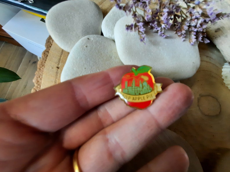 Pin's vintage année 80 /90 , épinglette camion bouteilles de coca Coke ...