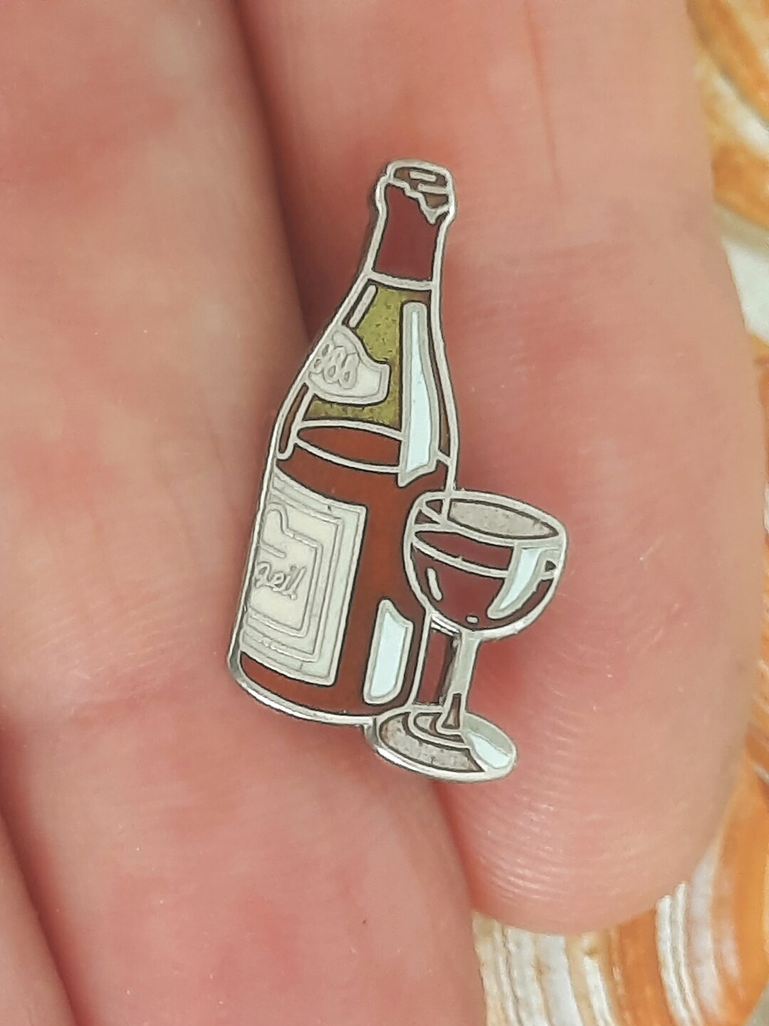 Pin's vintage année 80 , épinglette bouteille et verre de vin ,cadeau ...
