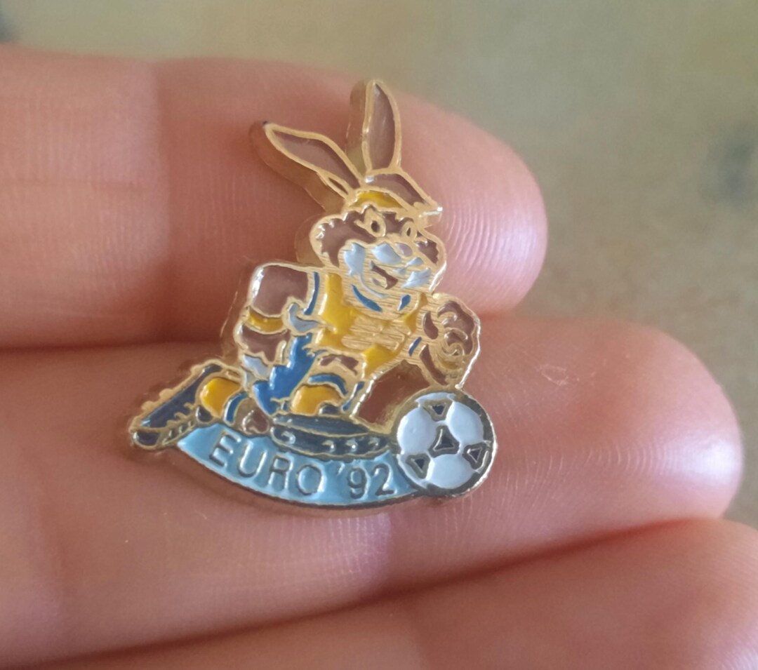 Pin's vintage EURO' 92 , mascotte de football, épinglette pour ...
