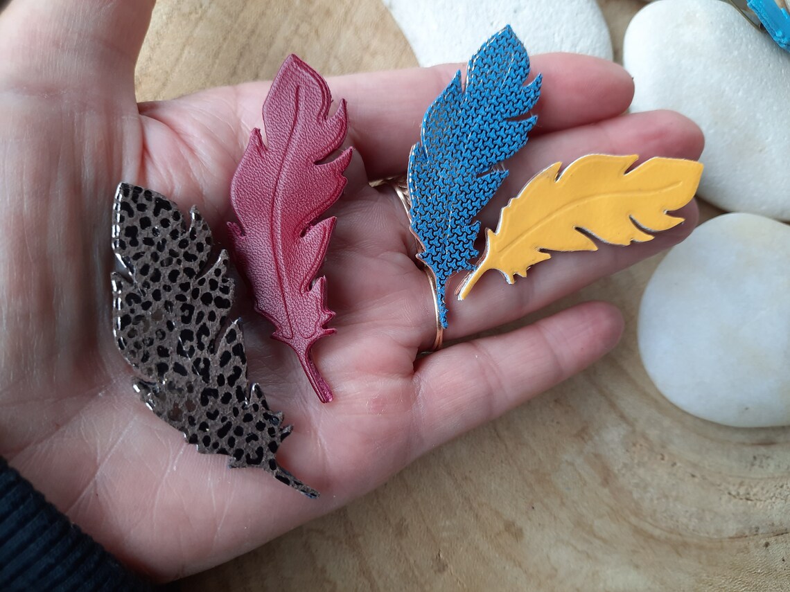 Broche plume en cuir , plusieurs choix de couleur , pin's en cuir ...