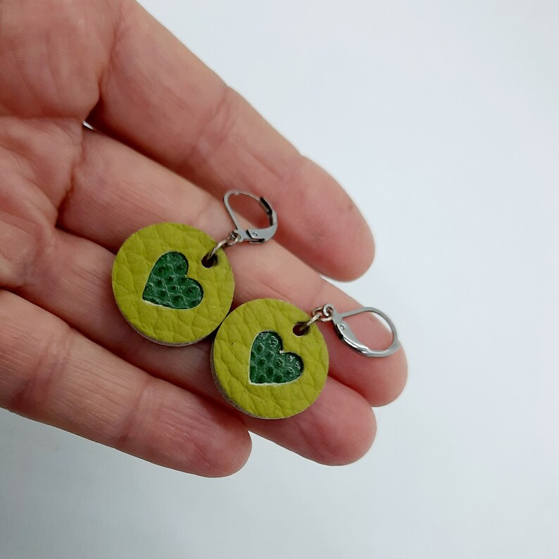 Boucles d'oreilles en cuir , décor coeur , plusieurs couleurs ...