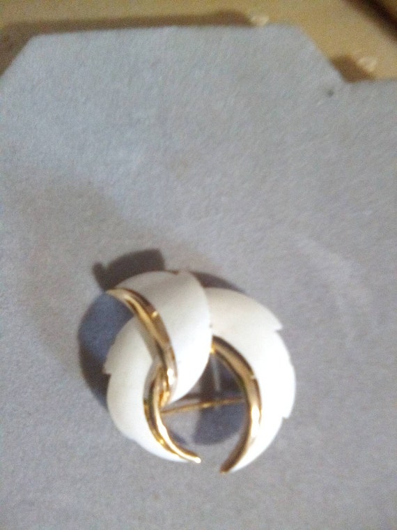 crown trifari pin white - Gem