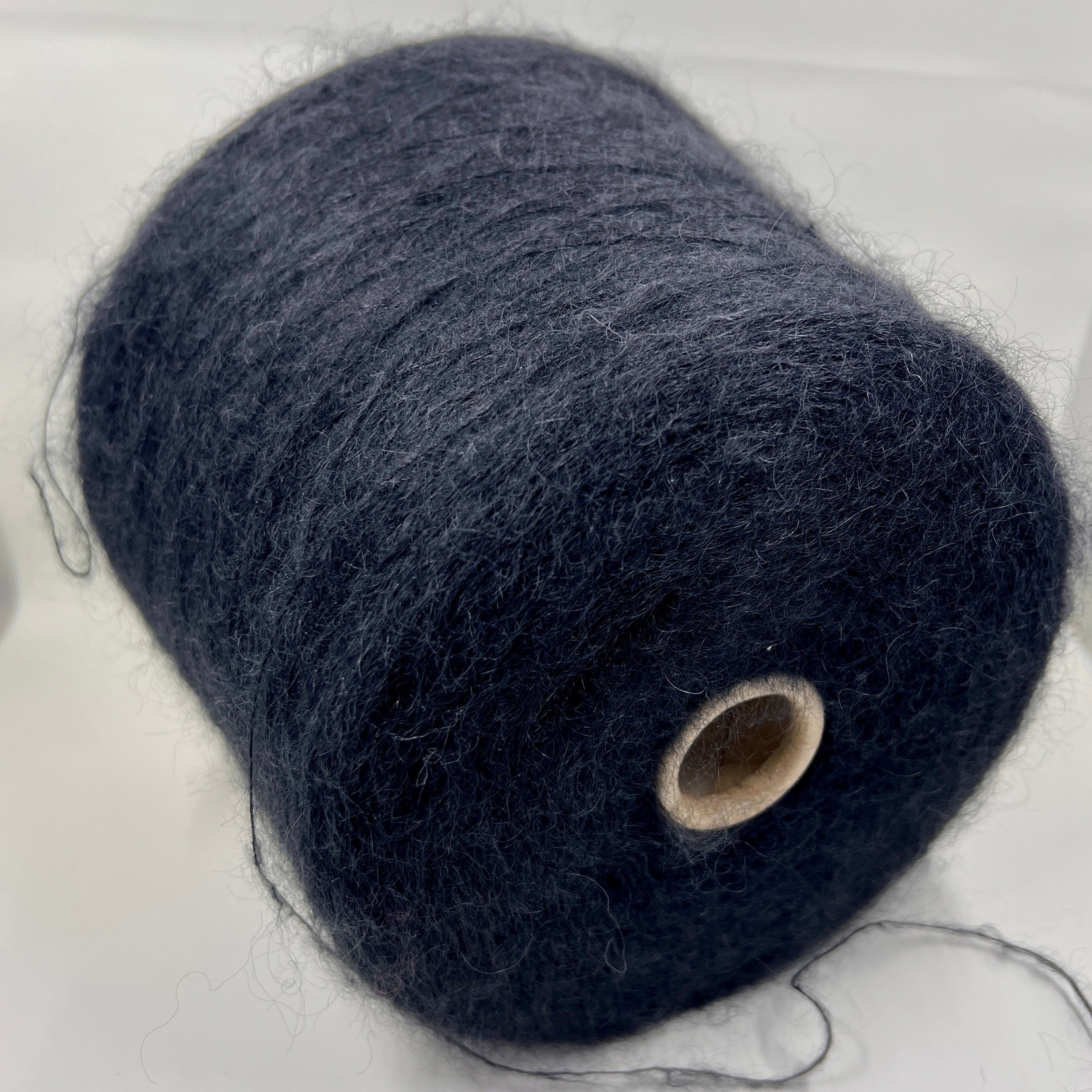 Laine de kid mohair - 100 g/ 850 m - 75/25% de kid mohair/soie, Fil sur ...