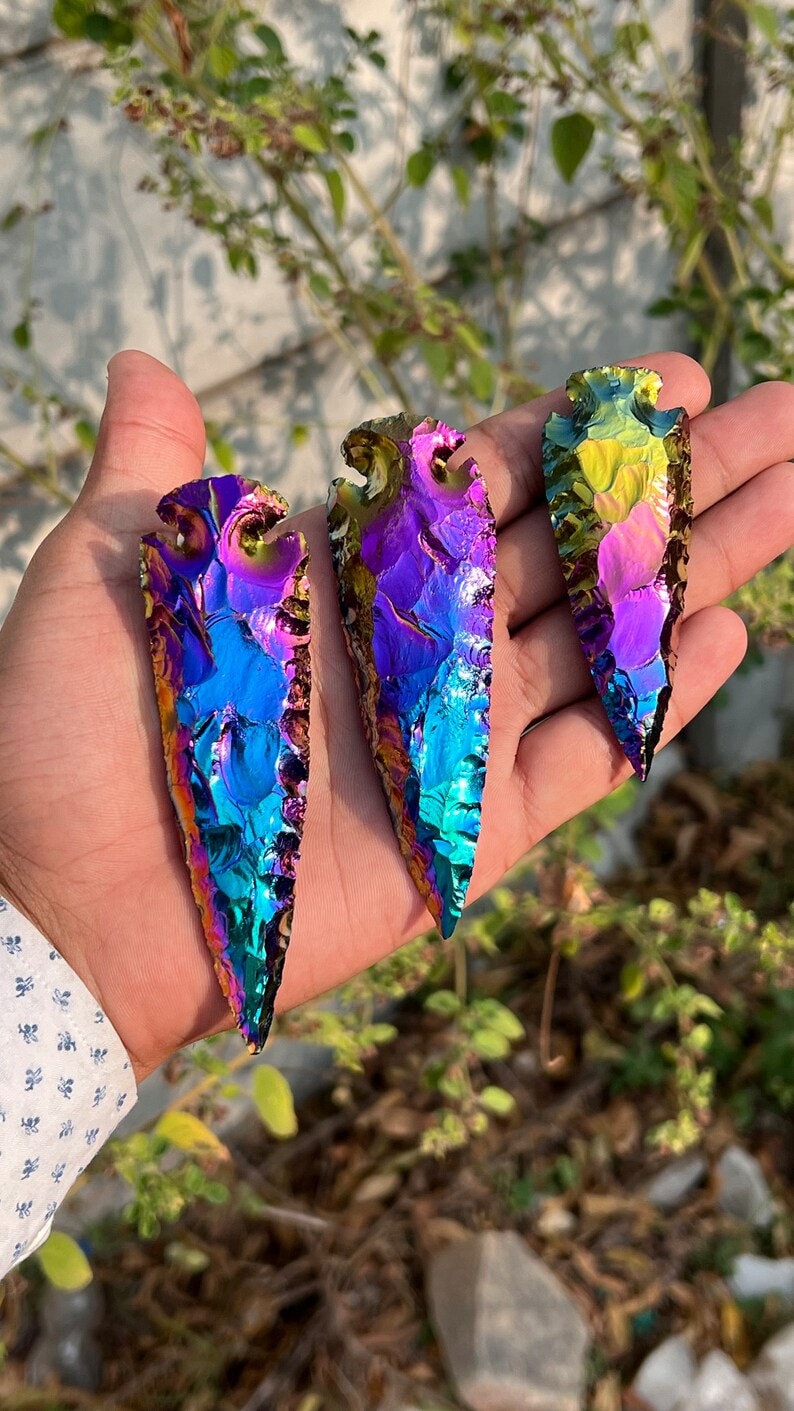 Create a custom based of the object above on Toyhouse