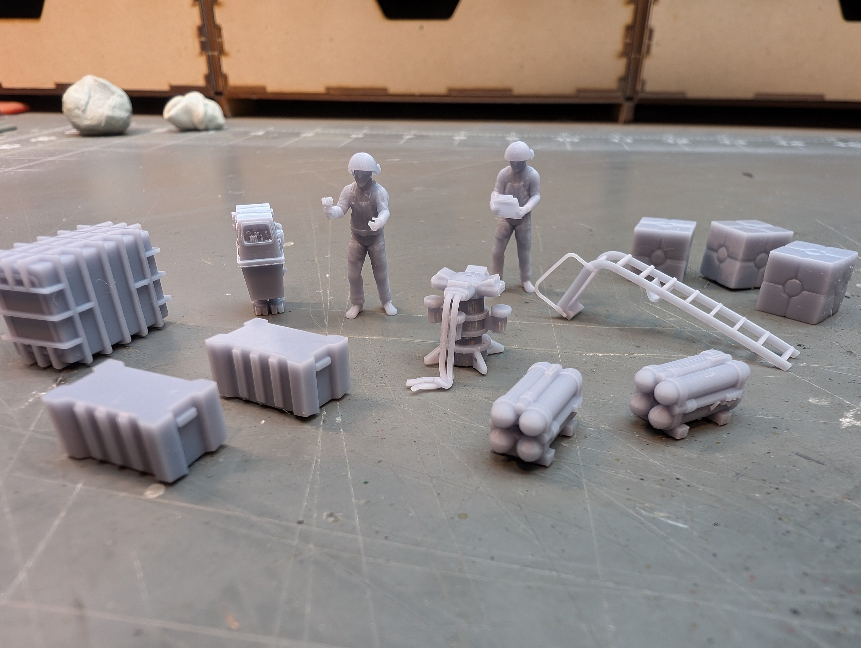 Ground Crew and Gonk Droid With Scatter and Ladder - 1/72 Scale - Etsy