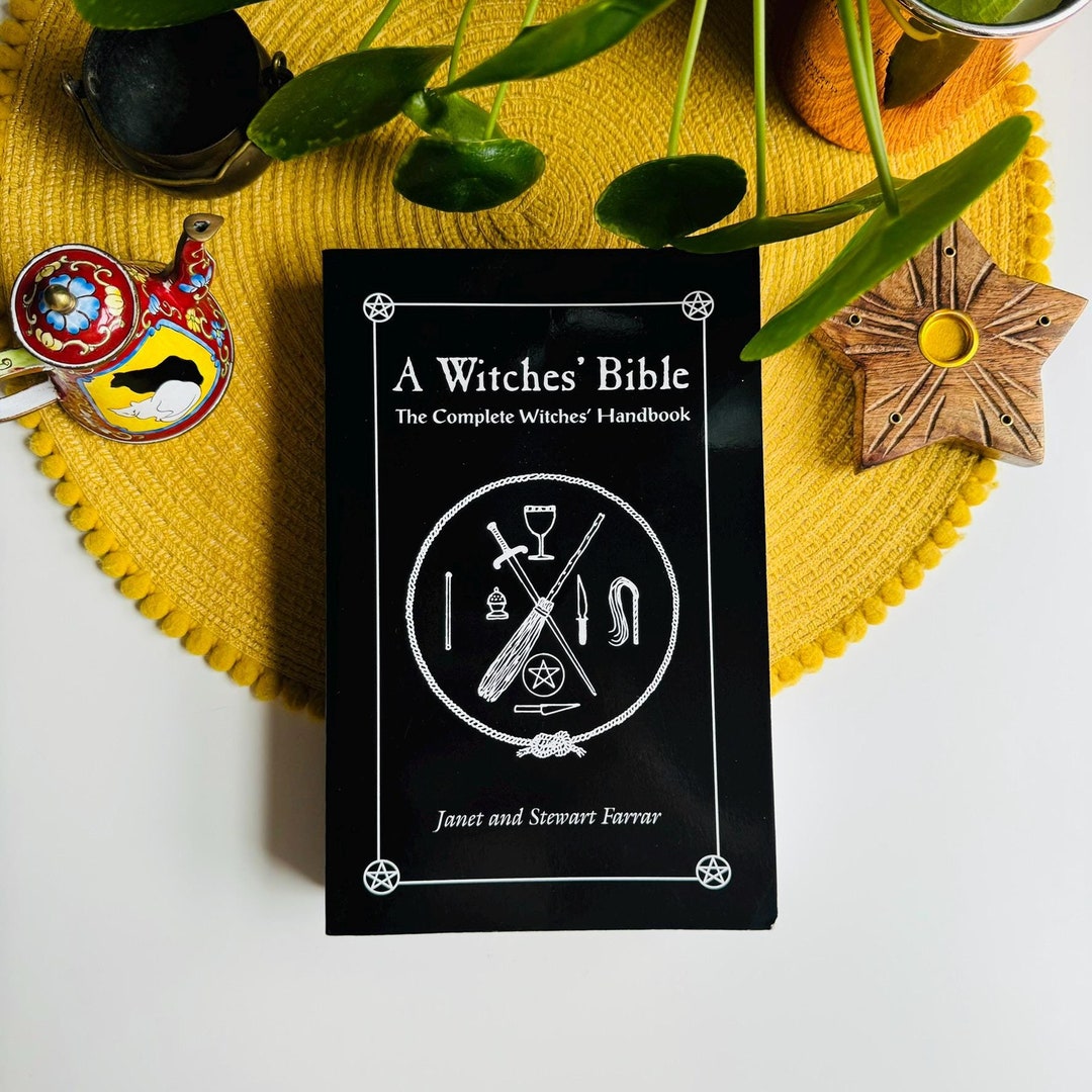 A Witches' Bible: the Complete Witches' Handbook, Wicca Pagan Witch ...