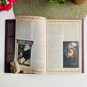 Vampires: From Dracula to Twilight, Complete Guide to Vampire Mythology ...
