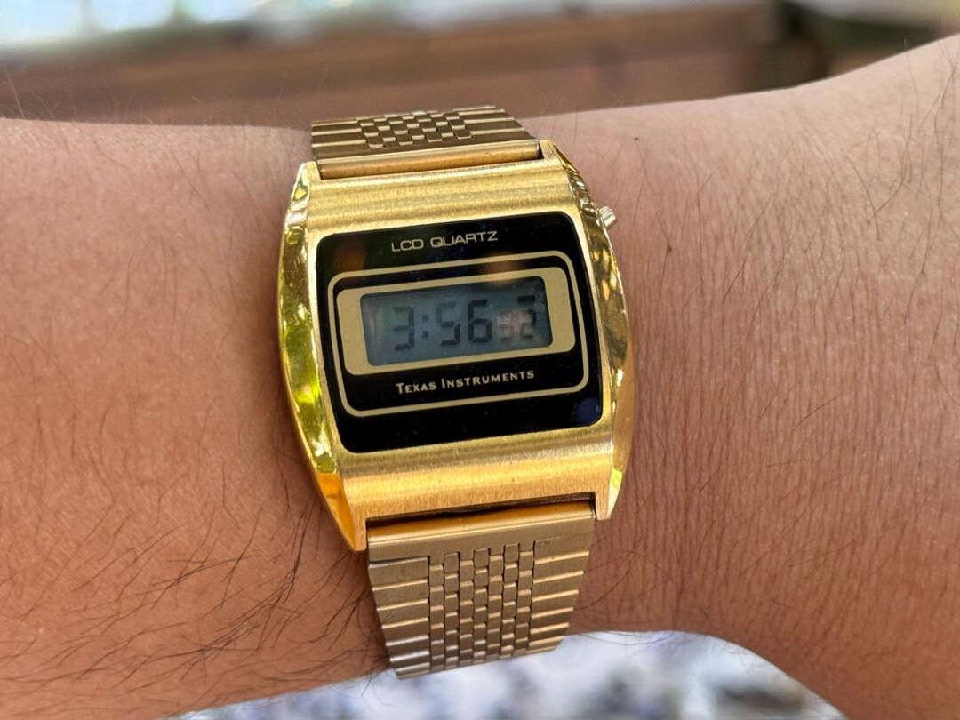 Vintage 1970s Digital Gold Mesh Unisex Wristwatch With LCD Quartz ...
