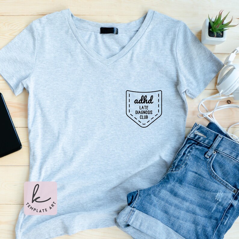 Diseño de bolsillo Svg de diagnóstico tardío de TDAH para camiseta Una ...
