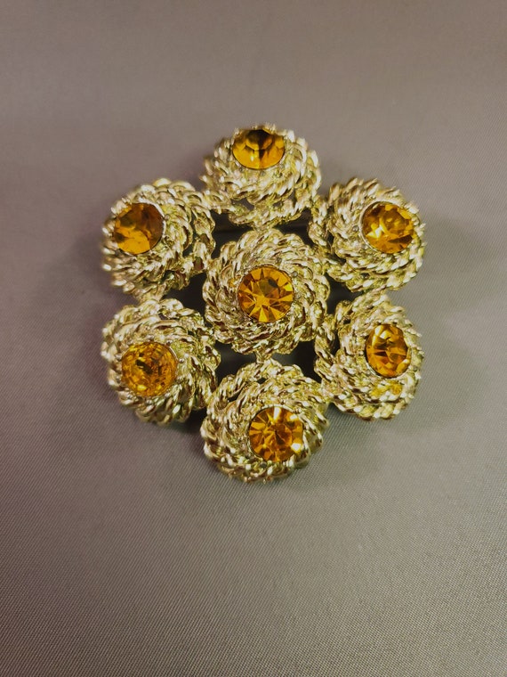 Vintage gold tone cluster brooch - Gem