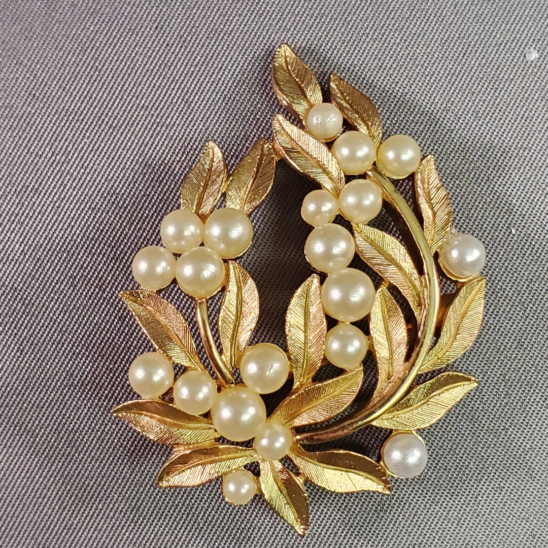 Vintage Gold Tone and Pearl Pin - Etsy