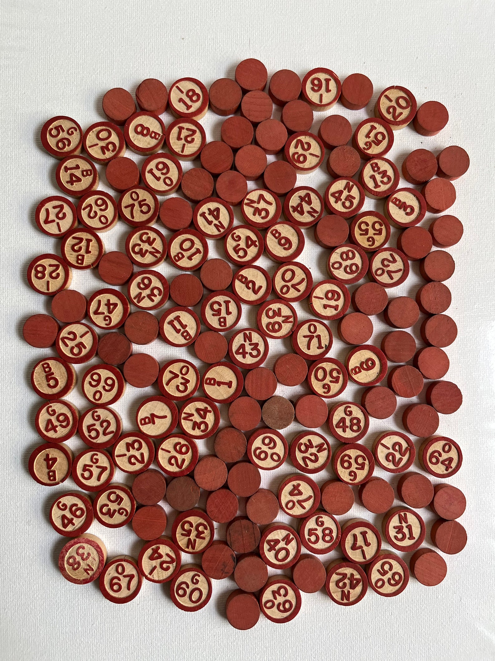 VTG MCM 24 Bingo Cards, 75 Wood Calling Numbers and 71 Red Solid ...