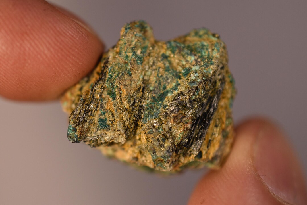 AUSTRALIAN MALACHITE Specimen 2.6cm 12.1g Black Tourmaline Inclusion ...