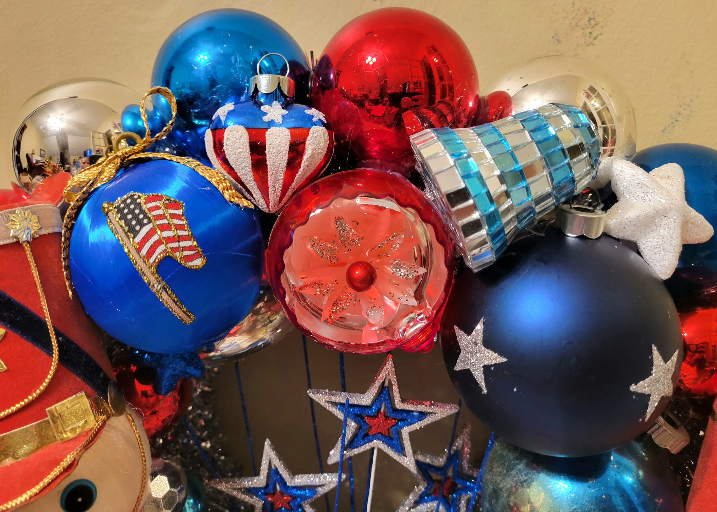 PATRIOTIC EXAMPLE Patriotic Vintage Glass Ornament Wreath for Memorial ...