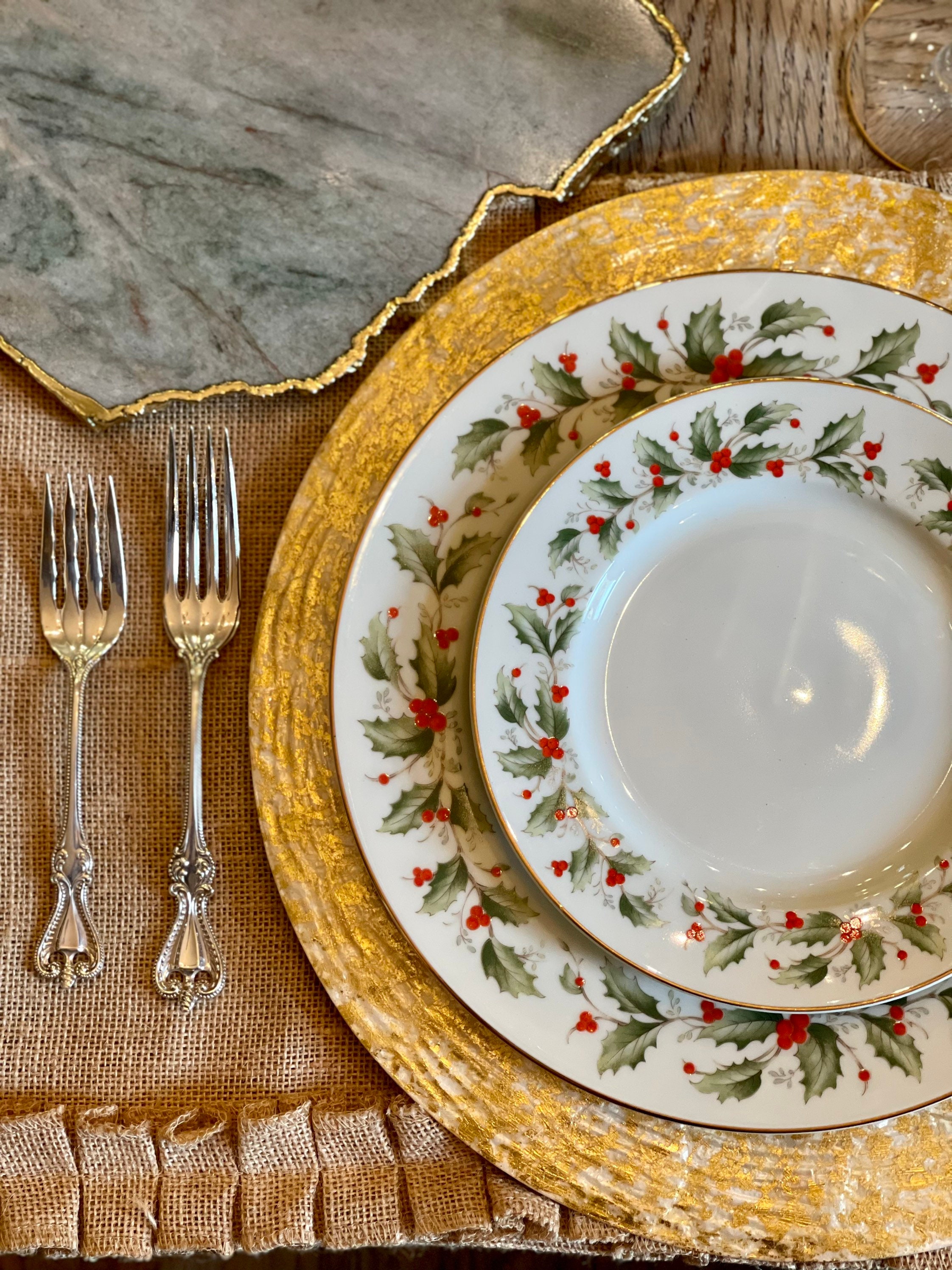 Set of 2 Vintage Royal Gallery Holly DINNER PLATES 1986-1988 Christmas ...