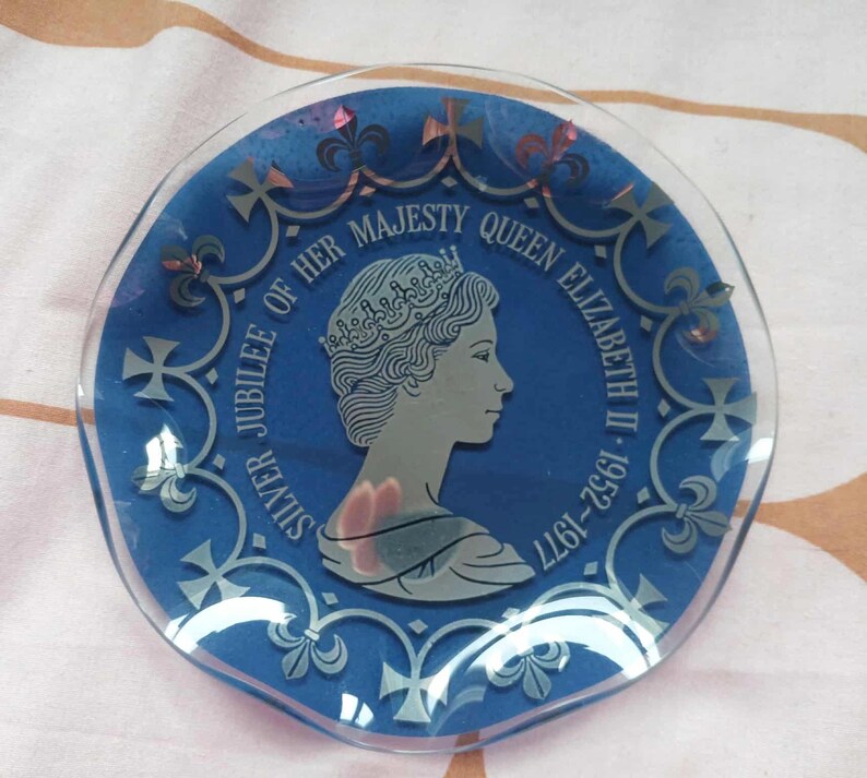 Queen Elizabeth II : Silver Jubilee 1952-1977 Silver and Blue Glass ...
