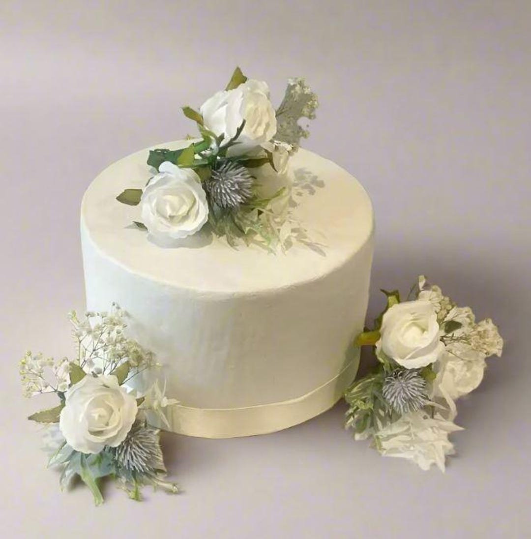 Fiori per torta nuziale con rose bianche e cardo: decorazione in seta ...