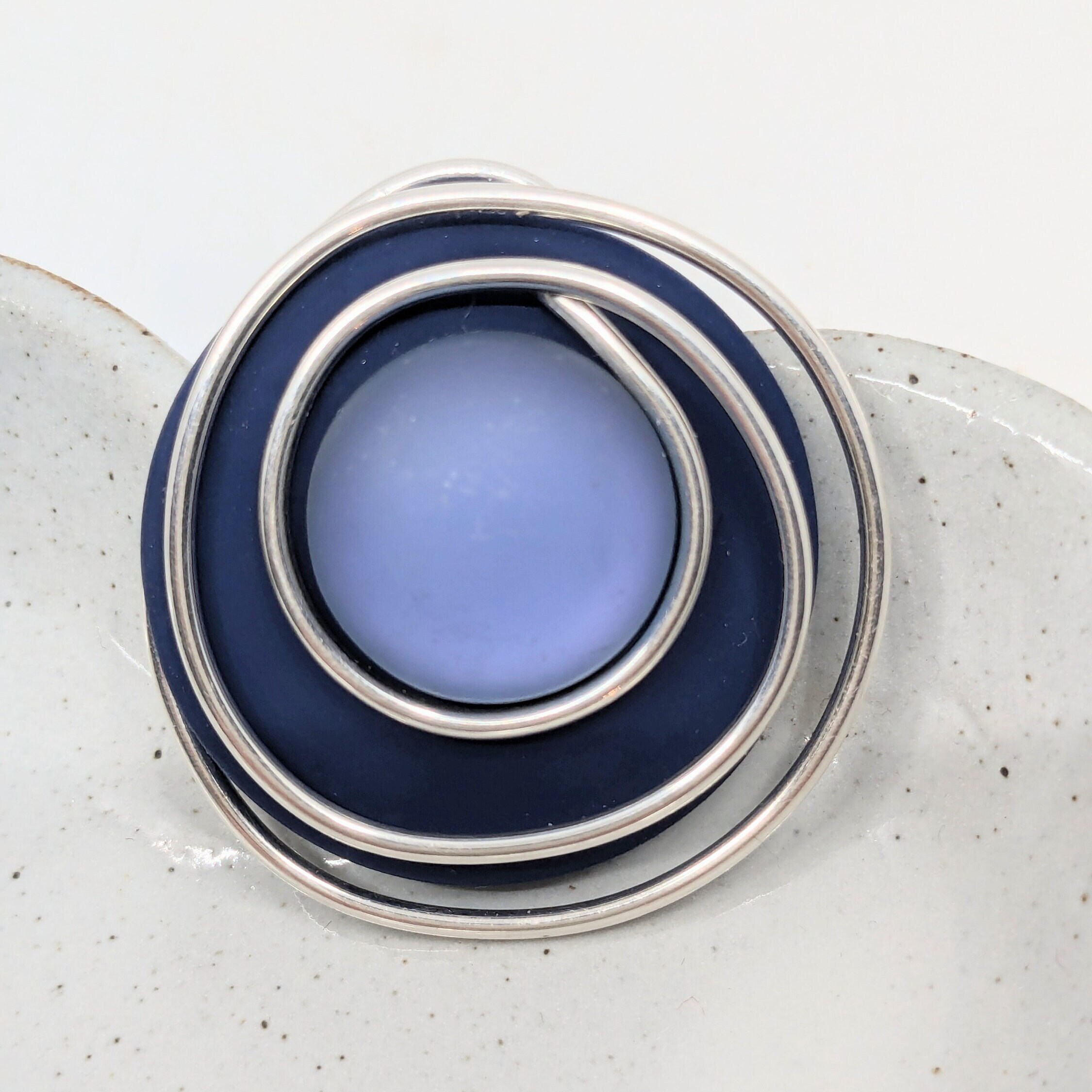 Broche moderne bleue tourbillonnante, broche de couleur contemporaine ...