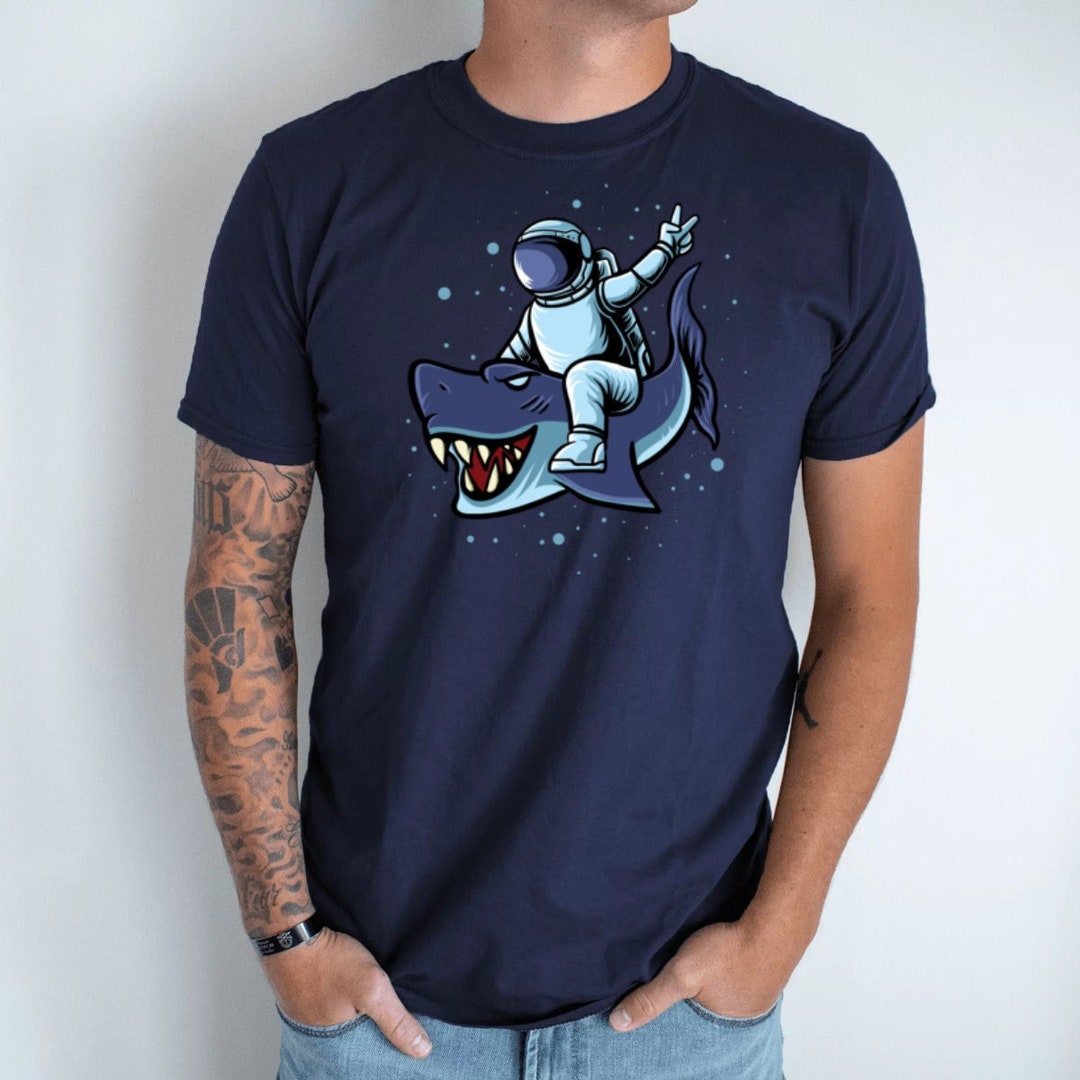Camiseta unisex Astro Shark, astronauta sobre tiburón - Etsy España