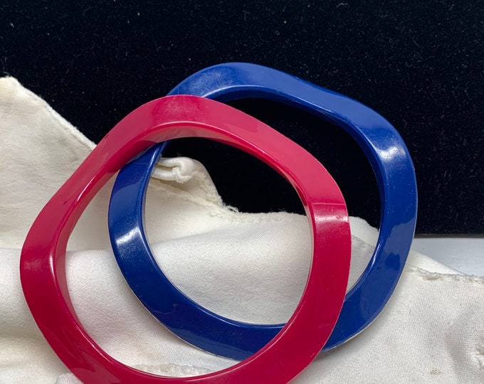 Vintage 70s to 80s Curvy Wavy Plastic Bangle Bracelets Blue and Pink ...