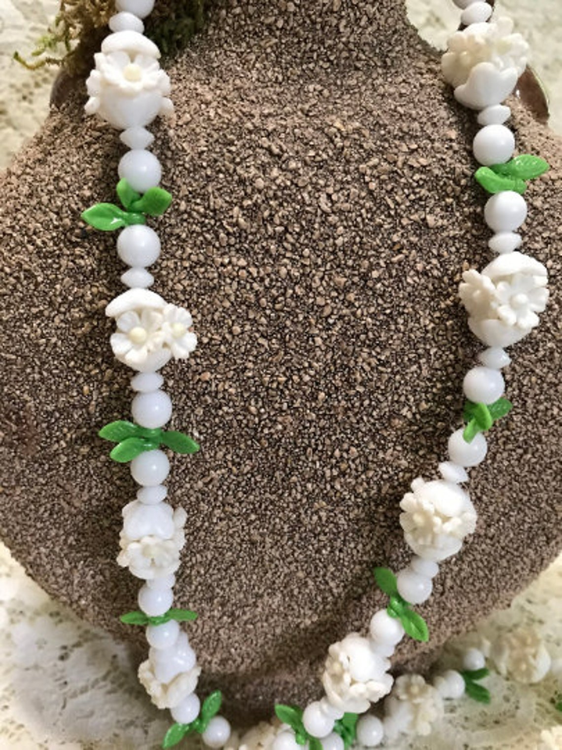 34 Lucite popcorn Floral Necklace White With Green Leaves - Etsy