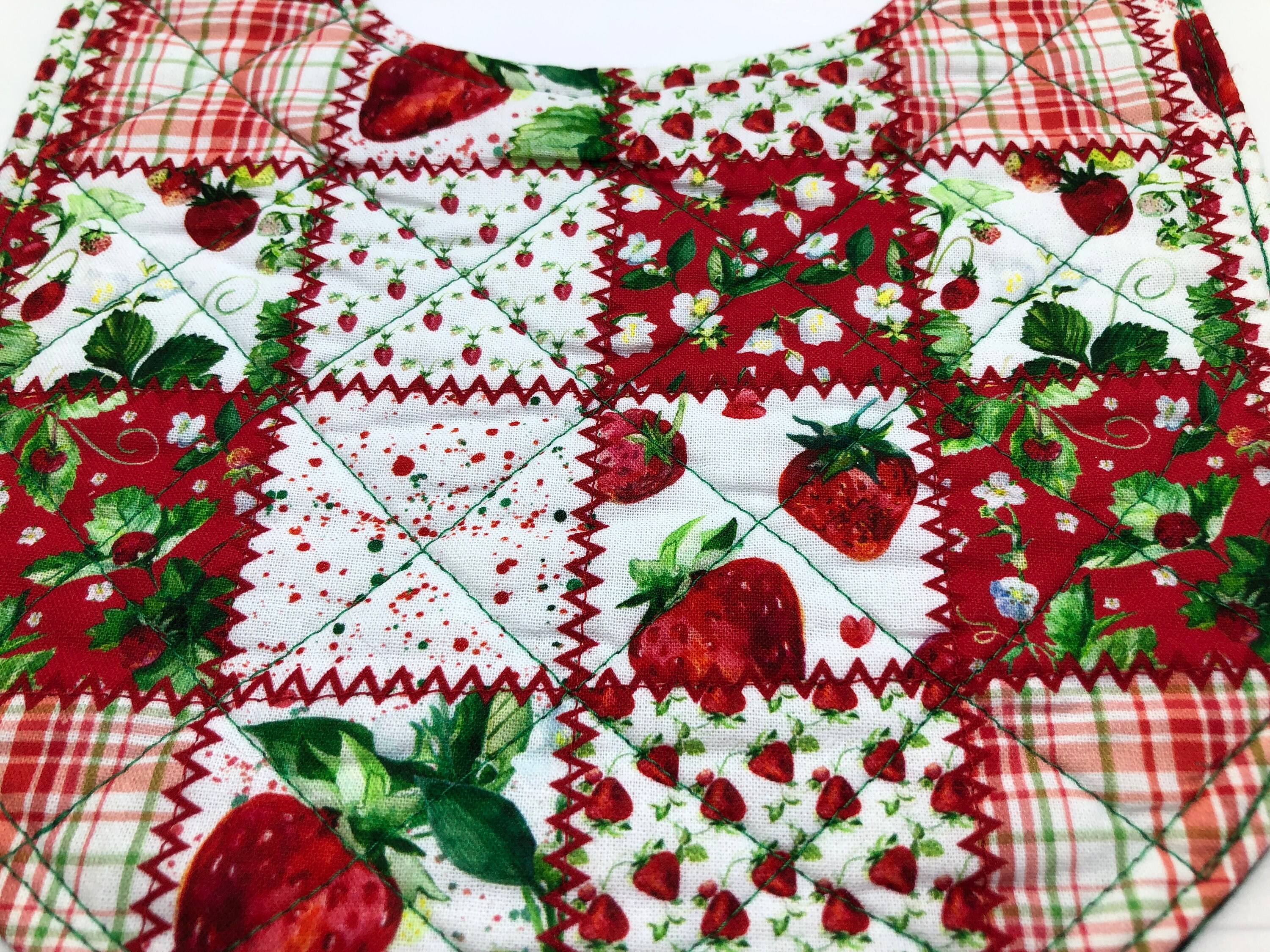 Strawberry Patchwork Shabby Chic Deluxe Bib Quilt: Adjustable ...