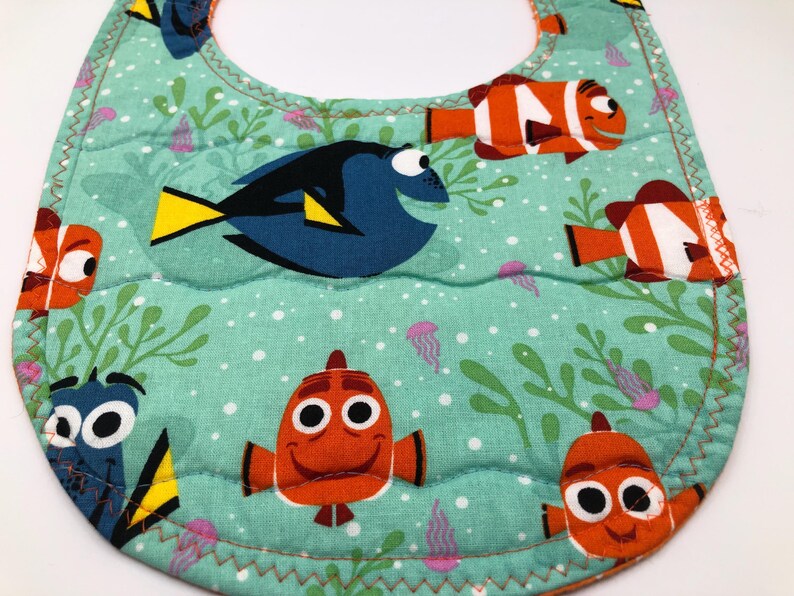Finding Nemo Dory Deluxe Bib Quilt: Adjustable Durable Reversible ...