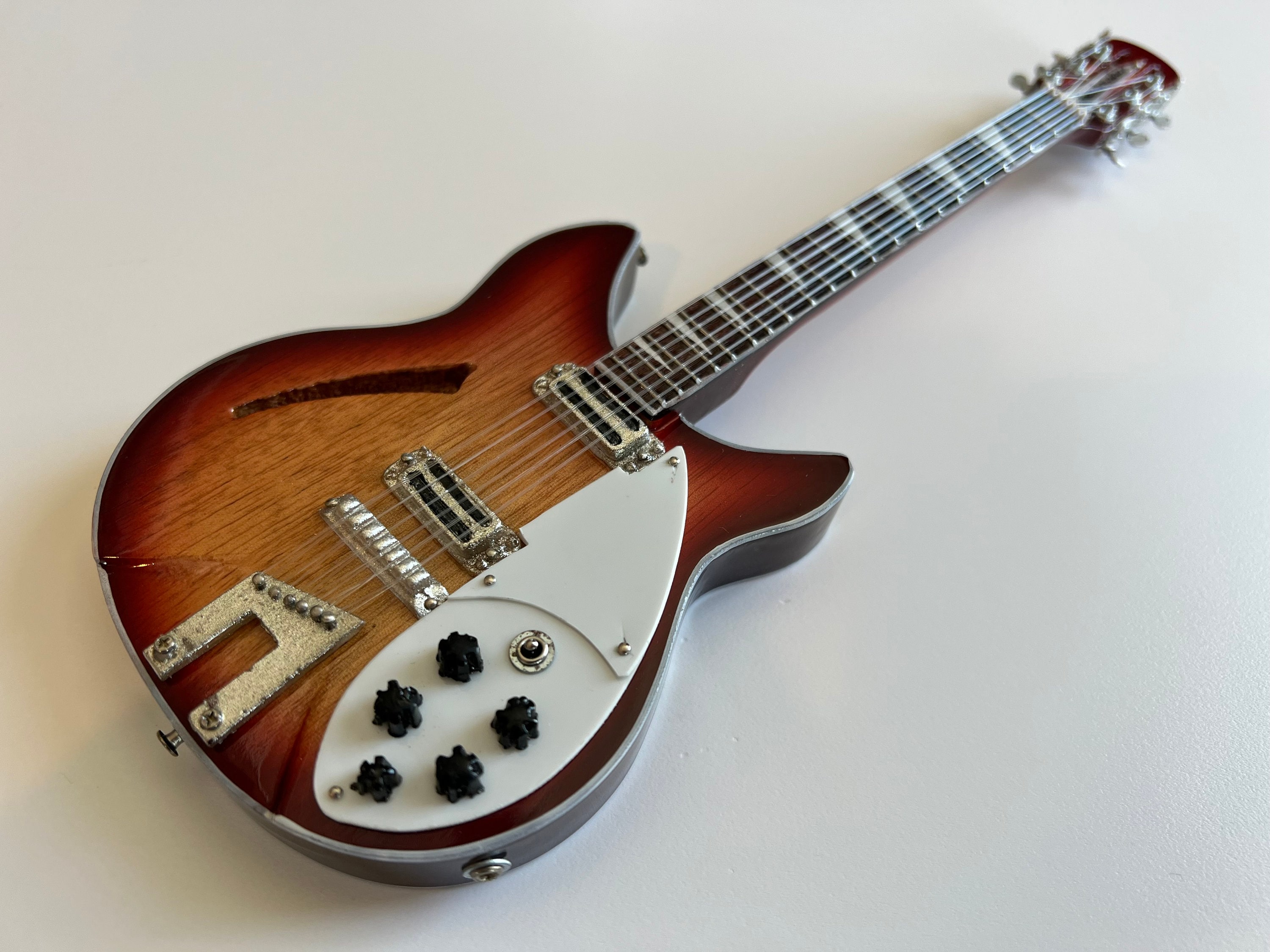 Beatles Collectible - George's Signature 12-string Sunburst Semi Hollow ...