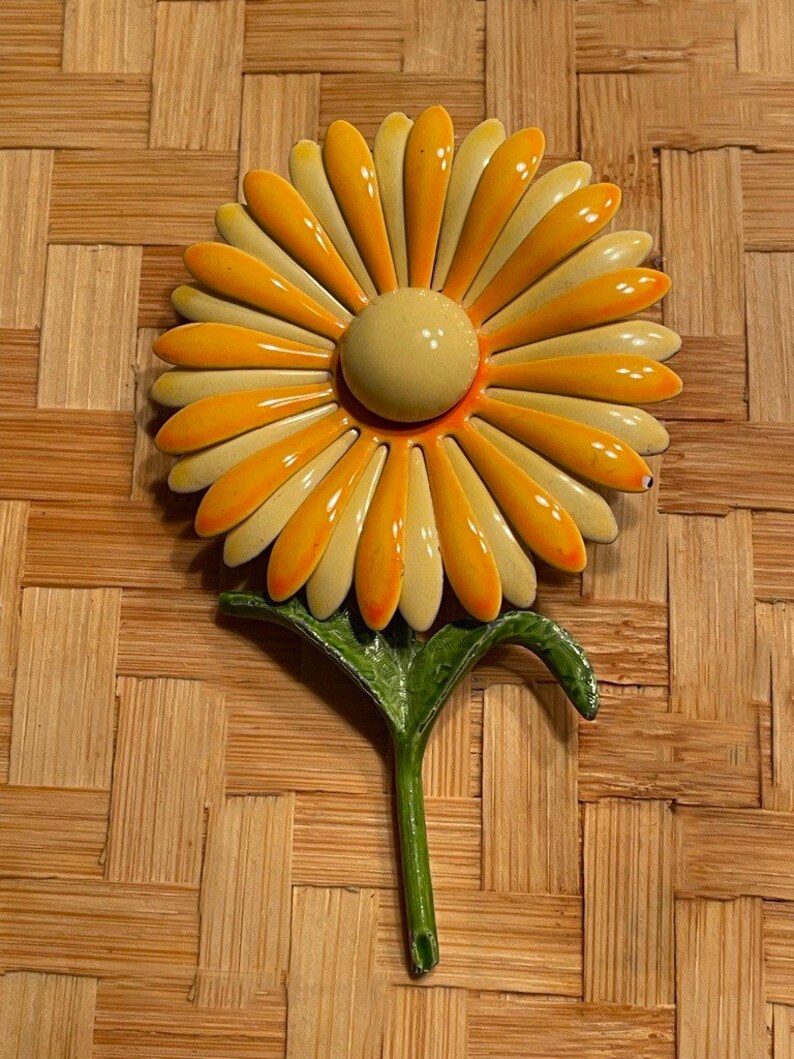 Vintage Daisy Brooch - Etsy