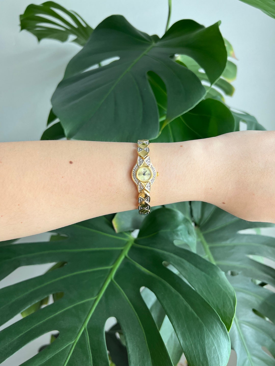 Vintage Vivani Dainty Womens Watch Round Gold Dial Bow Details Gold ...