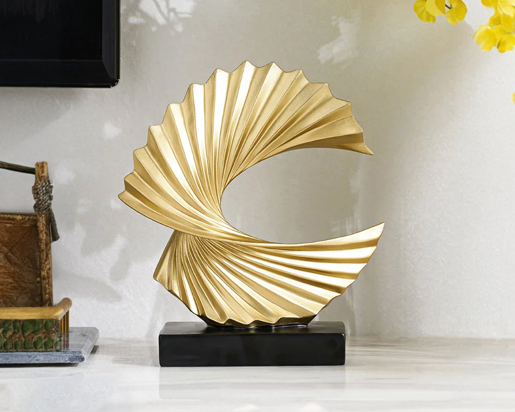 Abstract Modern Resin Sculpture Golden Statue for Home and Office Decor ...